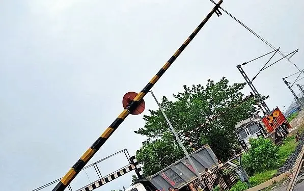 Bihar Railway Update: Train operations disrupted in Bagaha after storm ...